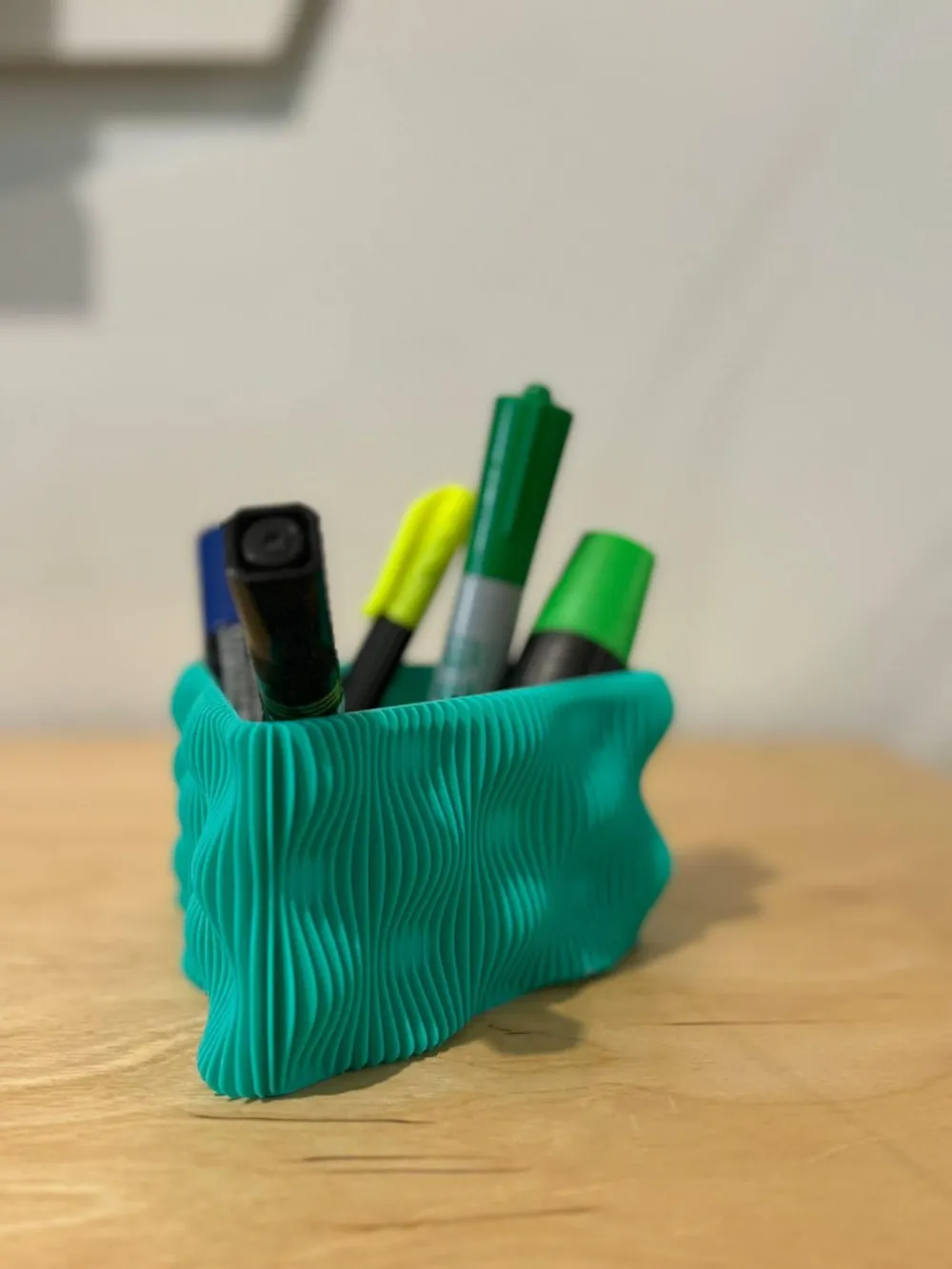 Modern ribbed pyramid pen holder by Print3Diy - MakerWorld