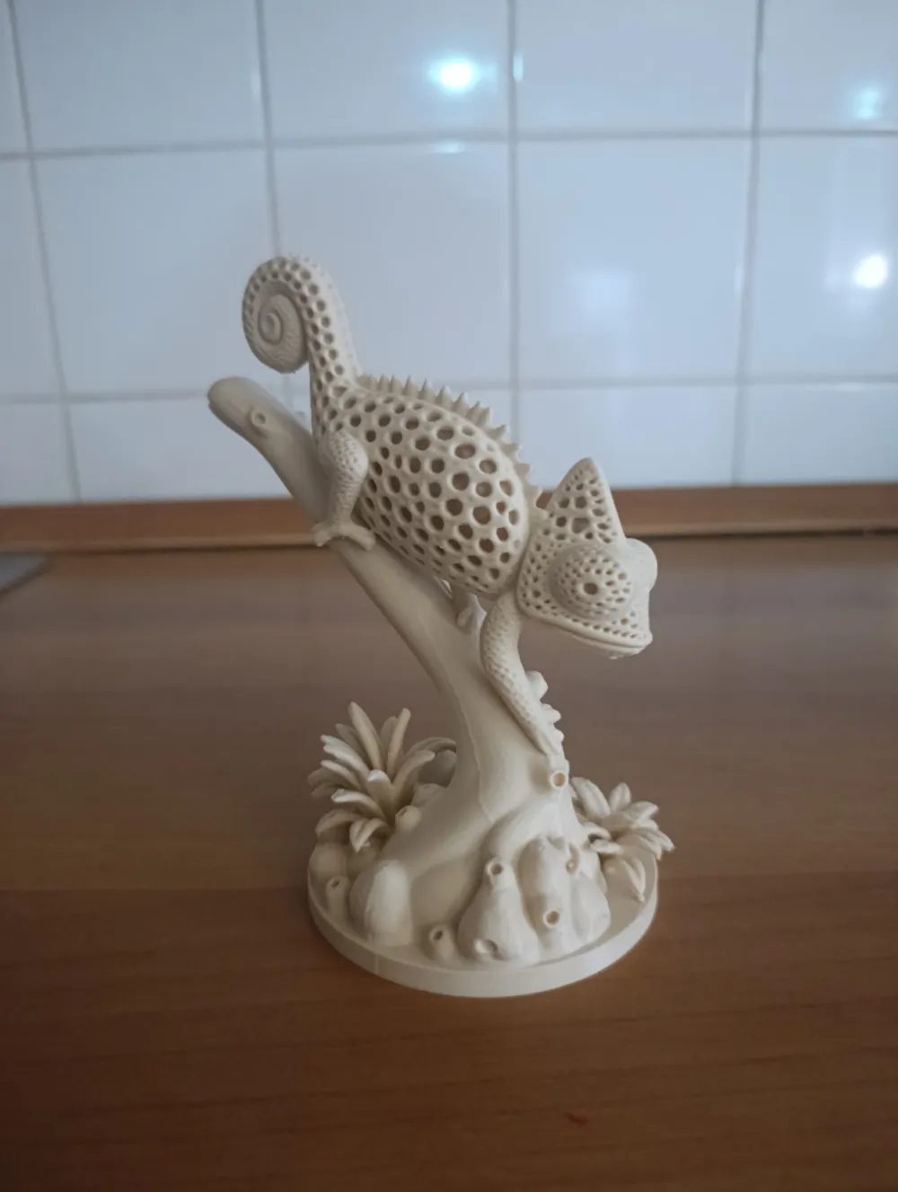 Chameleon Voronoi on Branch - Free 3D Print Model - MakerWorld