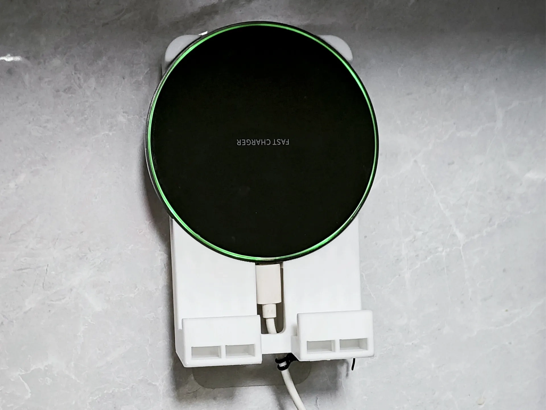 Soporte de carga inalámbrica de pared de bajo coste por KuJJ - MakerWorld