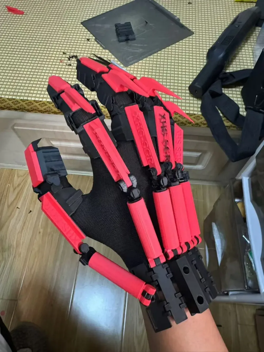 Mechanical exoskeleton hand armor (easy installation, no hardware ...