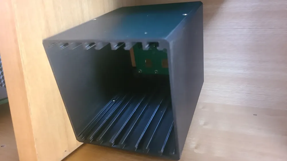 QNAS4 硬盘笼 来自 丫丫赶海 MakerWorld：免费下载 3D 模型