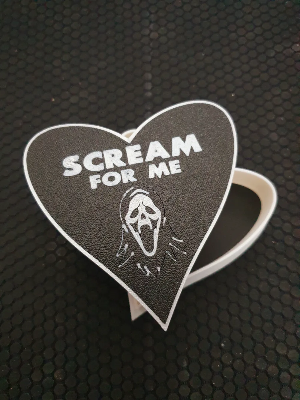 Scream Themed heart shaped gift box by Ellcato3DMakerWorld: Download ...