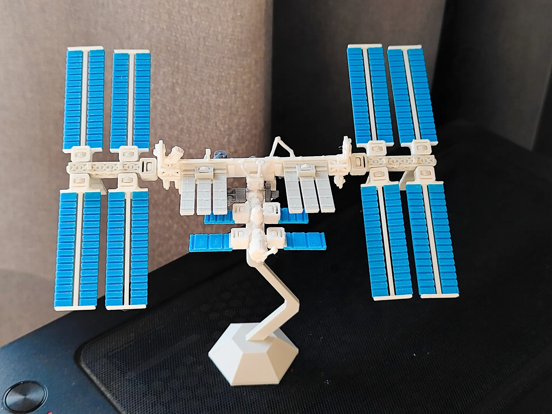 Miniature International Space Station Display by 邦德不喝可乐 - MakerWorld