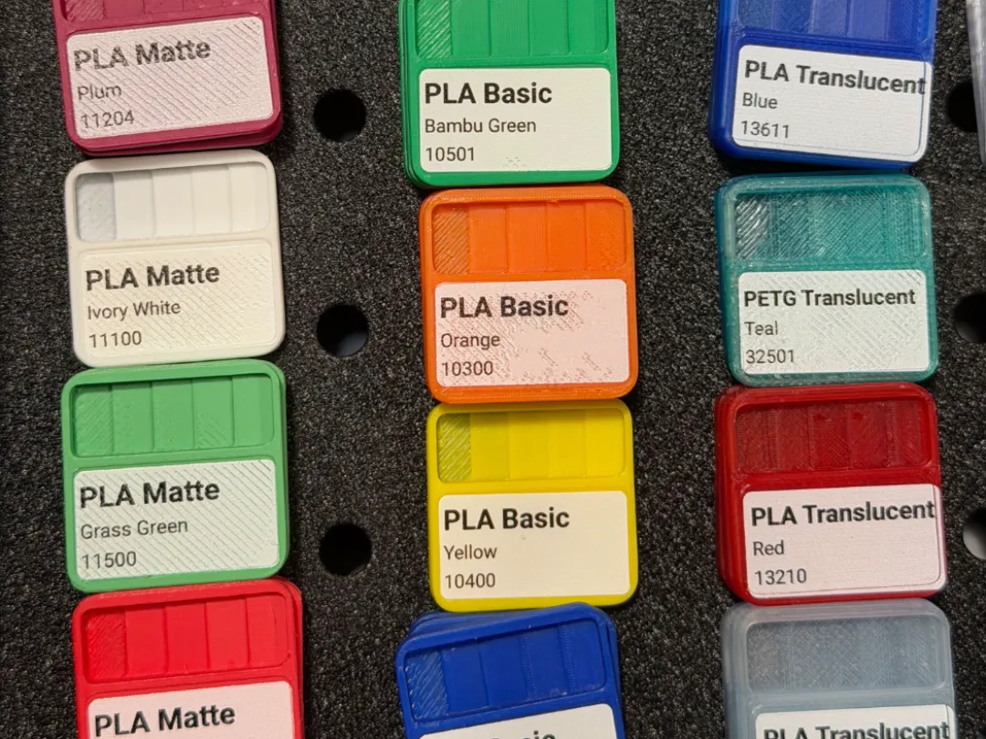 Filamentfarbmuster mit Beschriftung und 10-mm-Magnetaussparung Remixt von Troepster MakerWorld ...