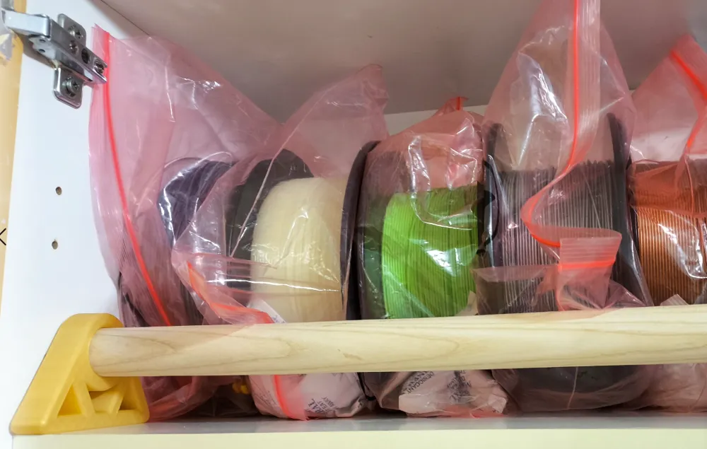 SIMPLE FILAMENT SPOOL HOLDER TO A SHELF by Klip_CZ MakerWorld: Download ...