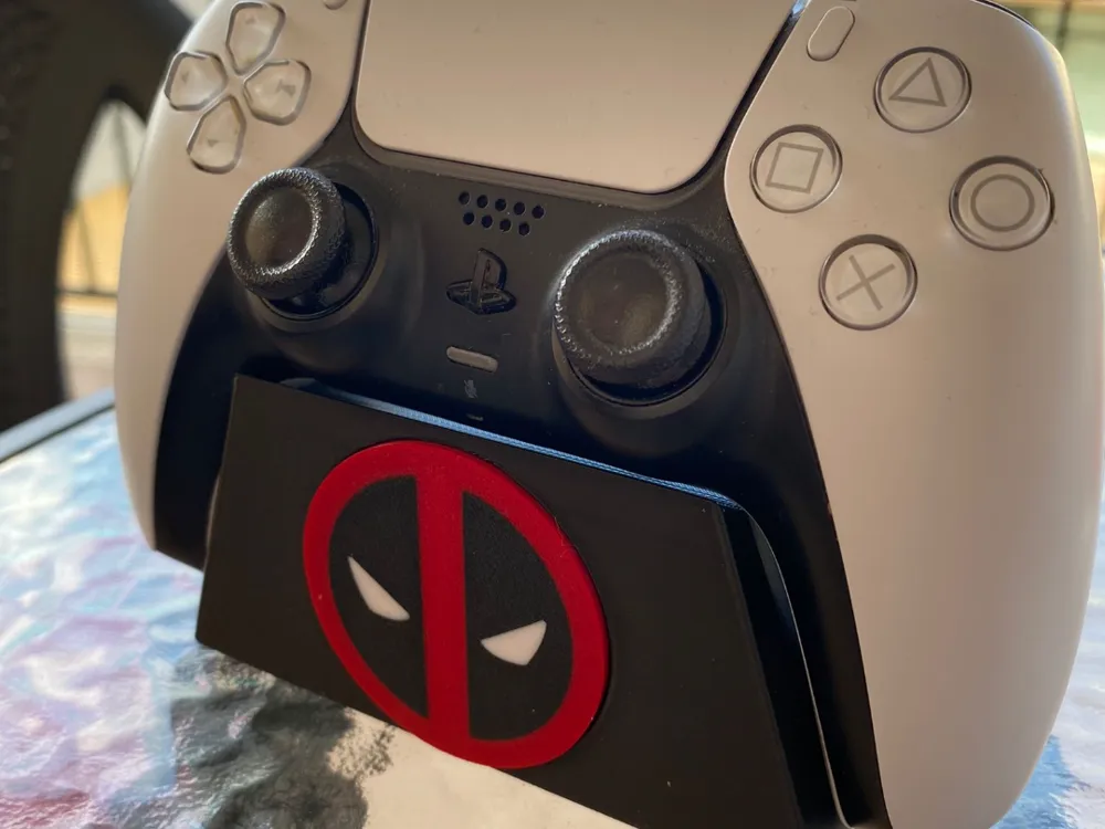 Controller stand Deadpool by Skiok97 - MakerWorld