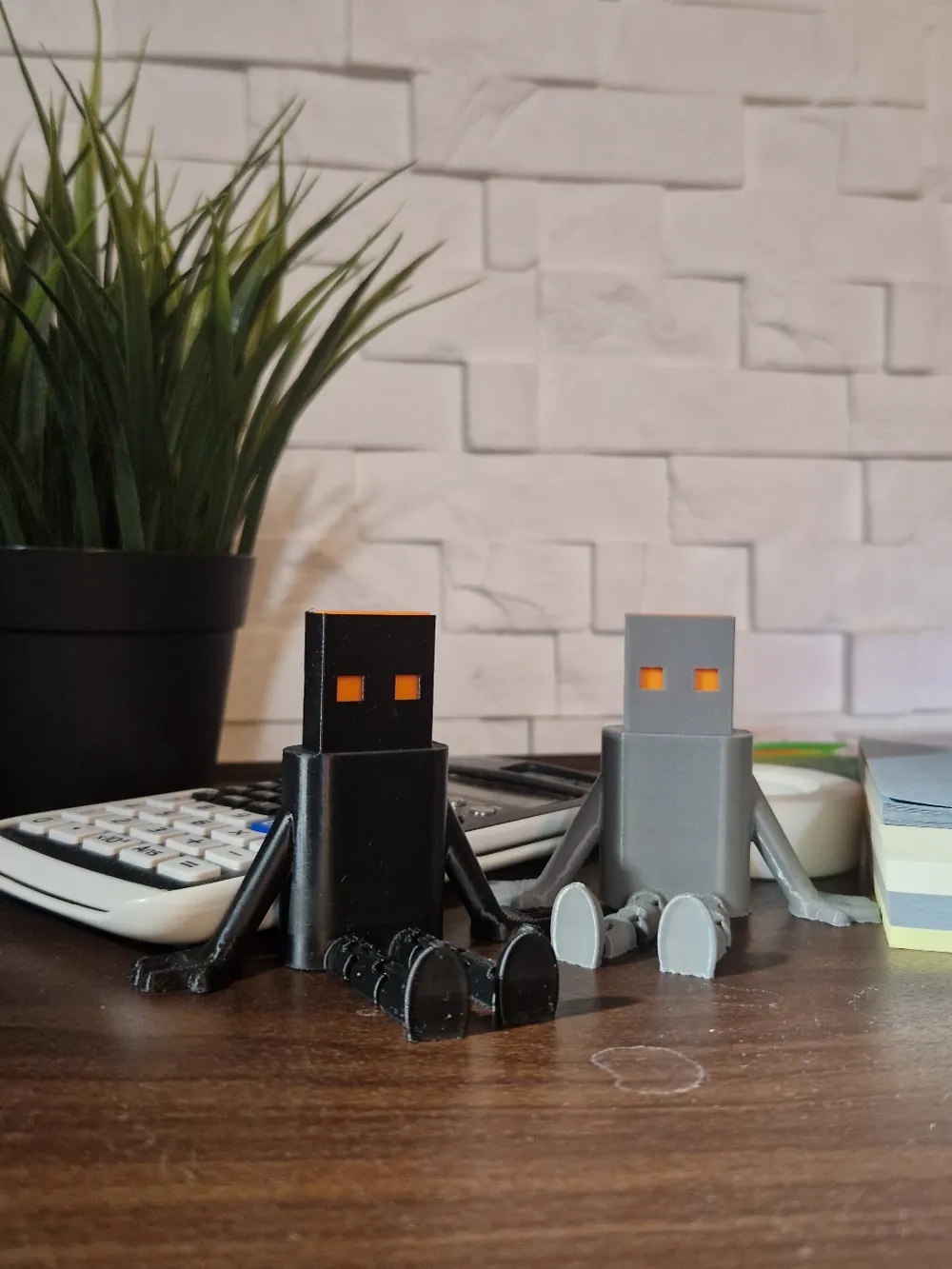 USB Buddy Articulated Legs by Skierak - MakerWorld