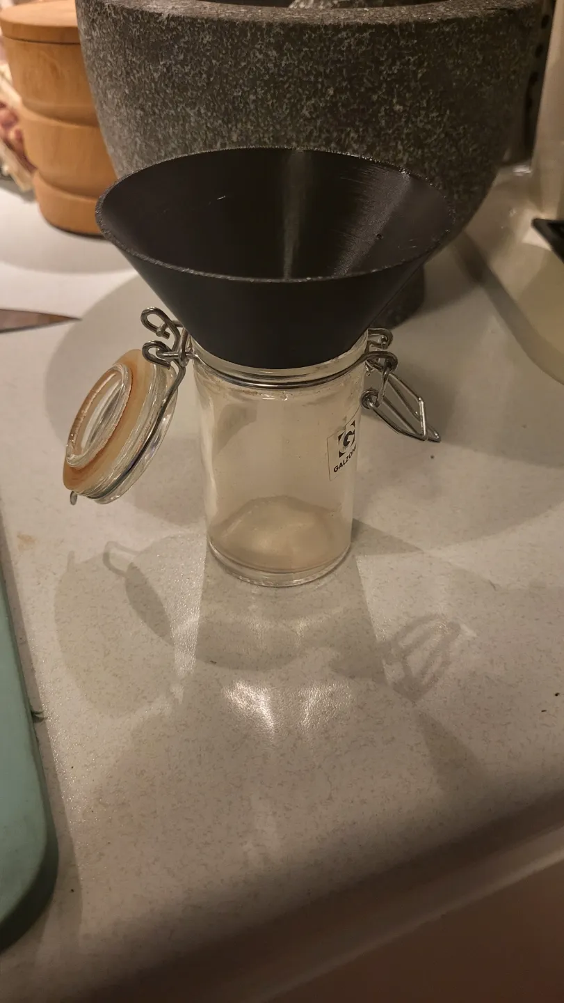 Small spice refill funnel by WeirdLabs - MakerWorld