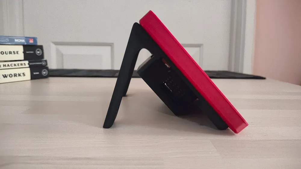 Desktop Case for Raspberry Pi 7" Touch Display 2 by CreationThroughChaos MakerWorld: Download ...