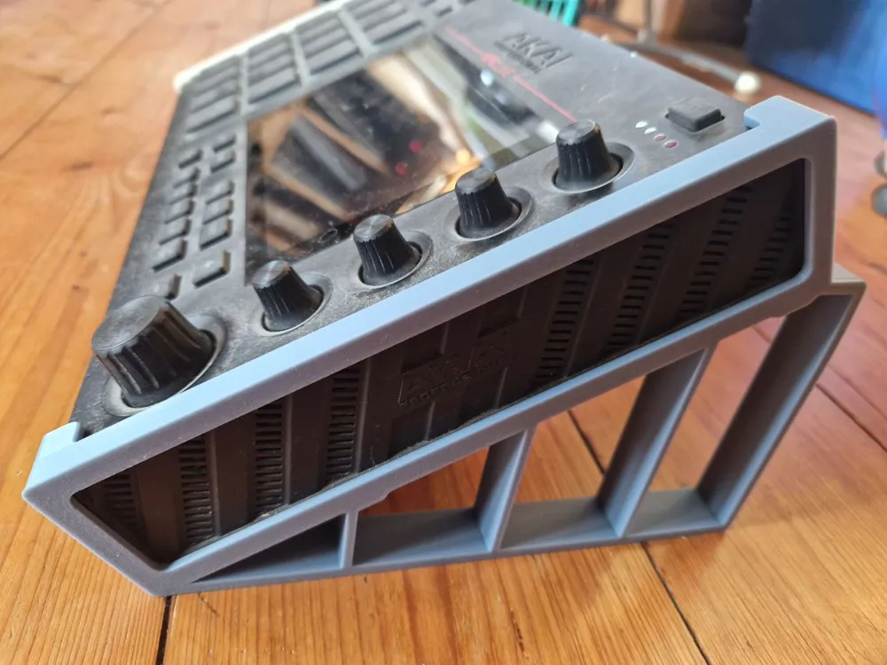 Akai MPC one Supporto a scorrimento - Free 3D Print Model - MakerWorld