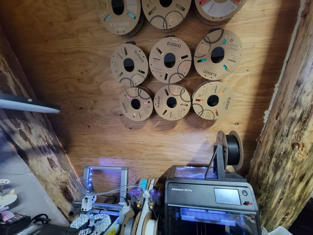 wall mount filament holder by SJ-Homemade - MakerWorld