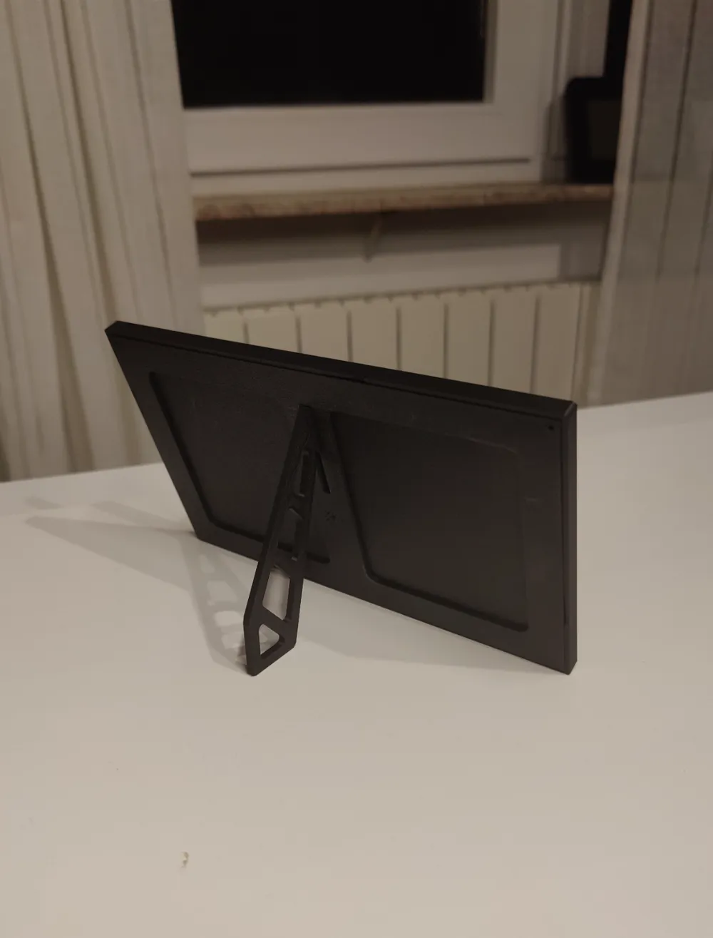 Standing frame for Piece of Junk Small Remixed by DerFerb121 - MakerWorld