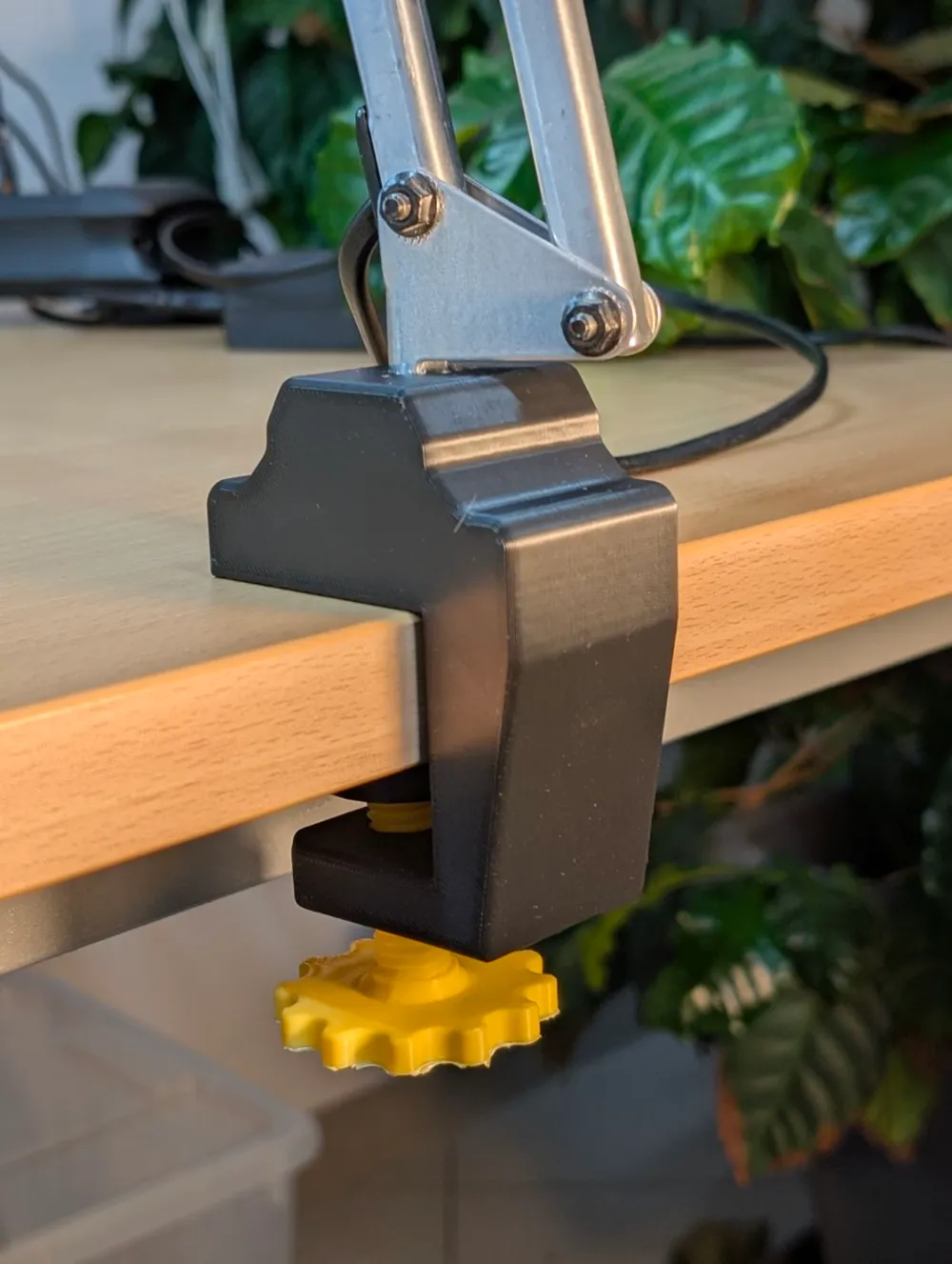 Desk clamp for work lamps, magnifying lamps, etc. by Bastel42 - MakerWorld