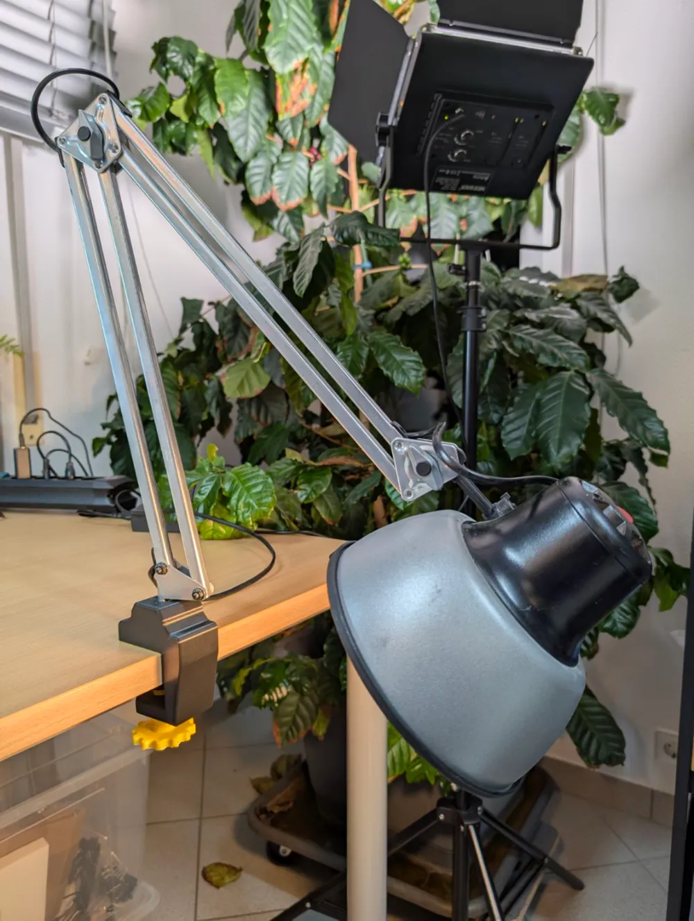 Desk clamp for work lamps, magnifying lamps, etc. by Bastel42 - MakerWorld