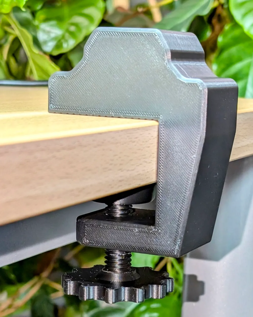 Desk clamp for work lamps, magnifying lamps, etc. by Bastel42 - MakerWorld