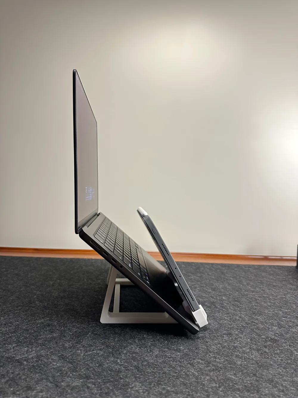 MacBook Pro and iPad Pro Stand Combination by ScrtchFlr - MakerWorld