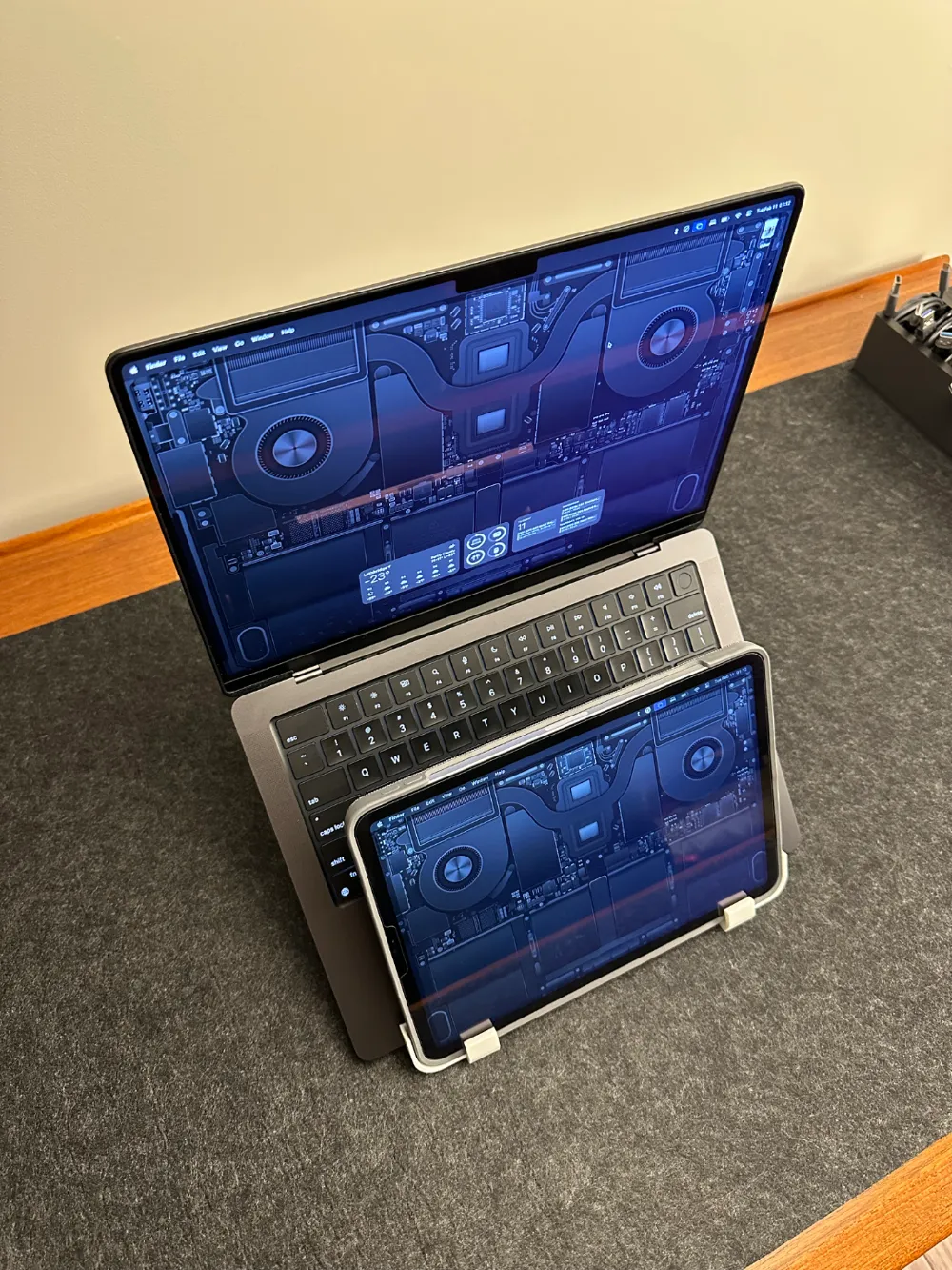 MacBook Pro and iPad Pro Stand Combination by ScrtchFlr - MakerWorld