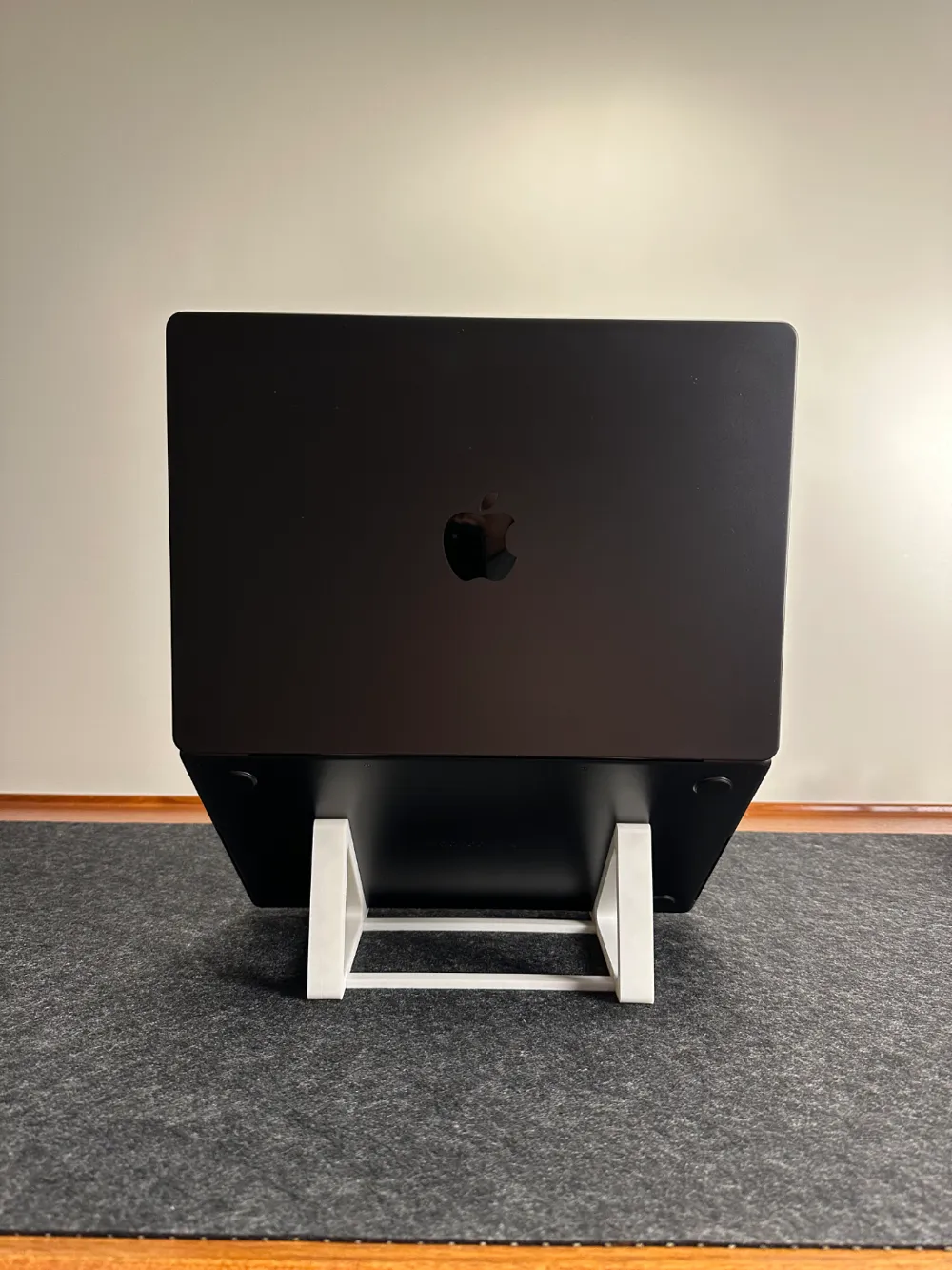 MacBook Pro and iPad Pro Stand Combination by ScrtchFlr - MakerWorld