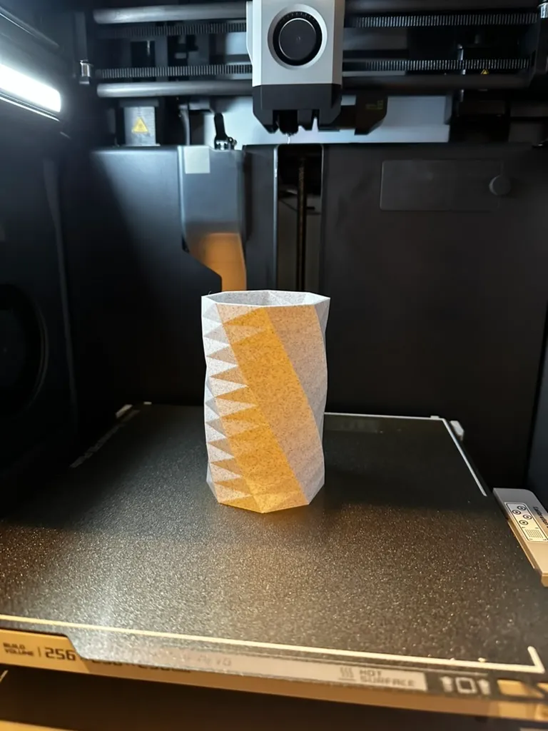 Twist Faceted Pencil Holder by lukas.duus - MakerWorld