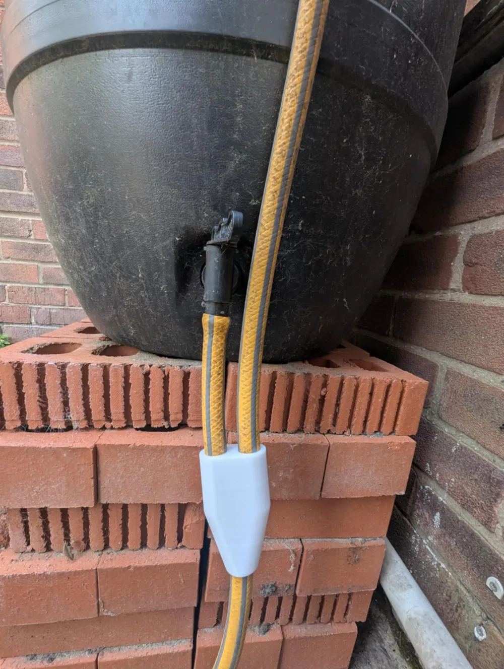 Barrel overflow and pipe splitter by Nagyjopek MakerWorld: Download ...