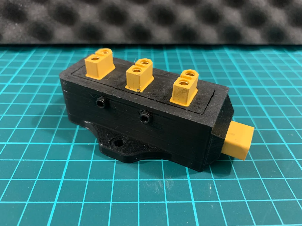 XT60 power hub by CerwajzMakerWorld: Download Free 3D Models