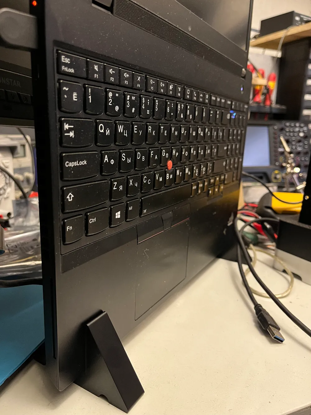 Thinkpad T15p vertical stand Remixed by magalex28 - MakerWorld