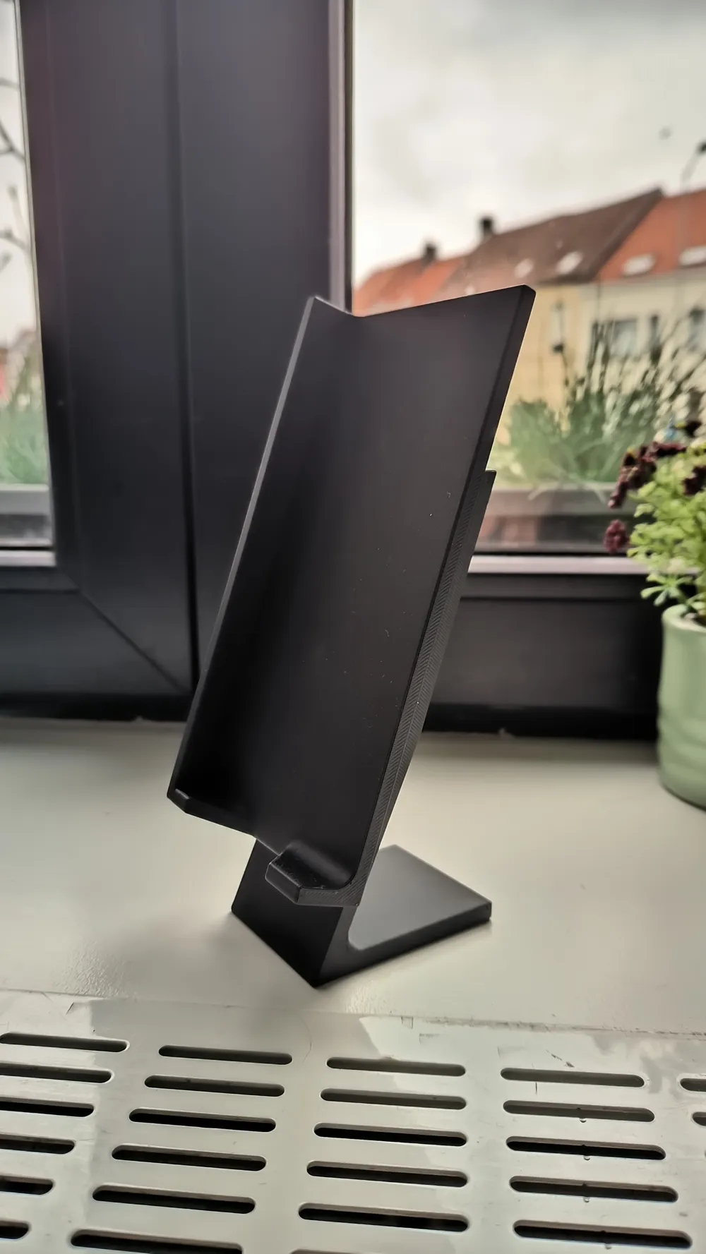 Turnable phone holder by 3D matske MakerWorld: Download Free 3D Models
