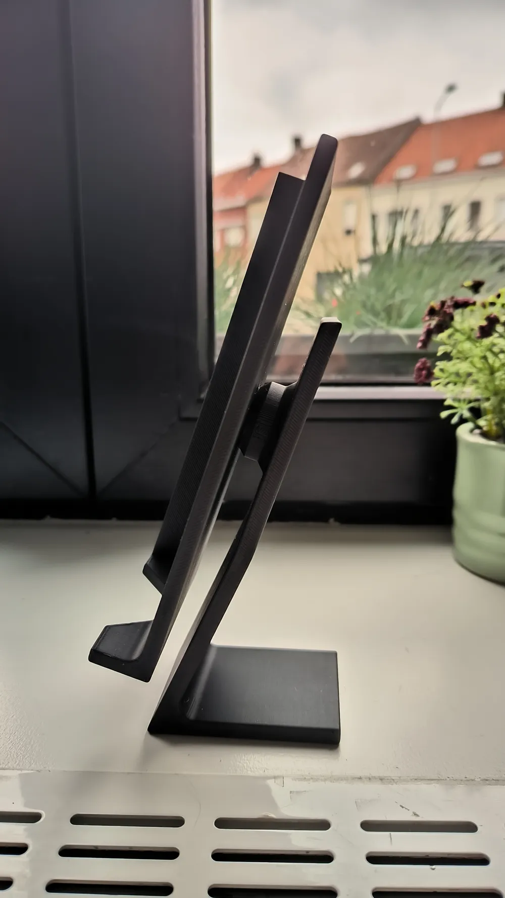 Turnable phone holder by 3D matske MakerWorld: Download Free 3D Models