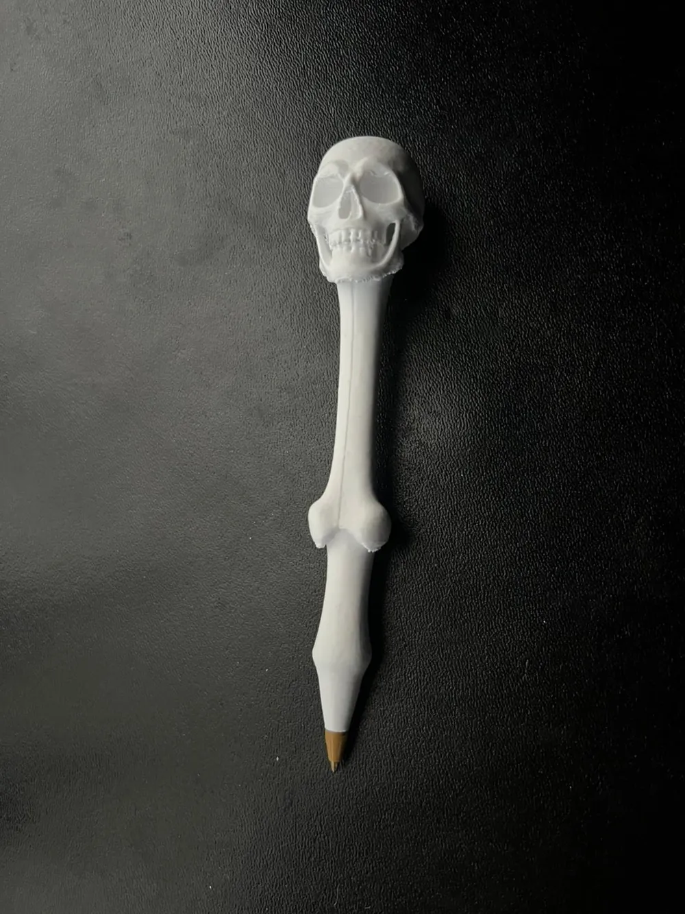 Skull Bone Pen – Penna a tema Halloween - Free 3D Print Model - MakerWorld