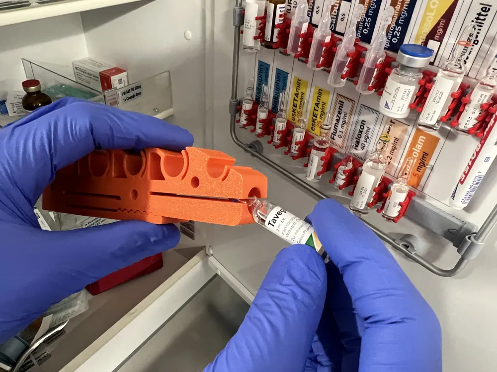 Syringe holder with integrated ampoule opener - Free 3D Print Model ...