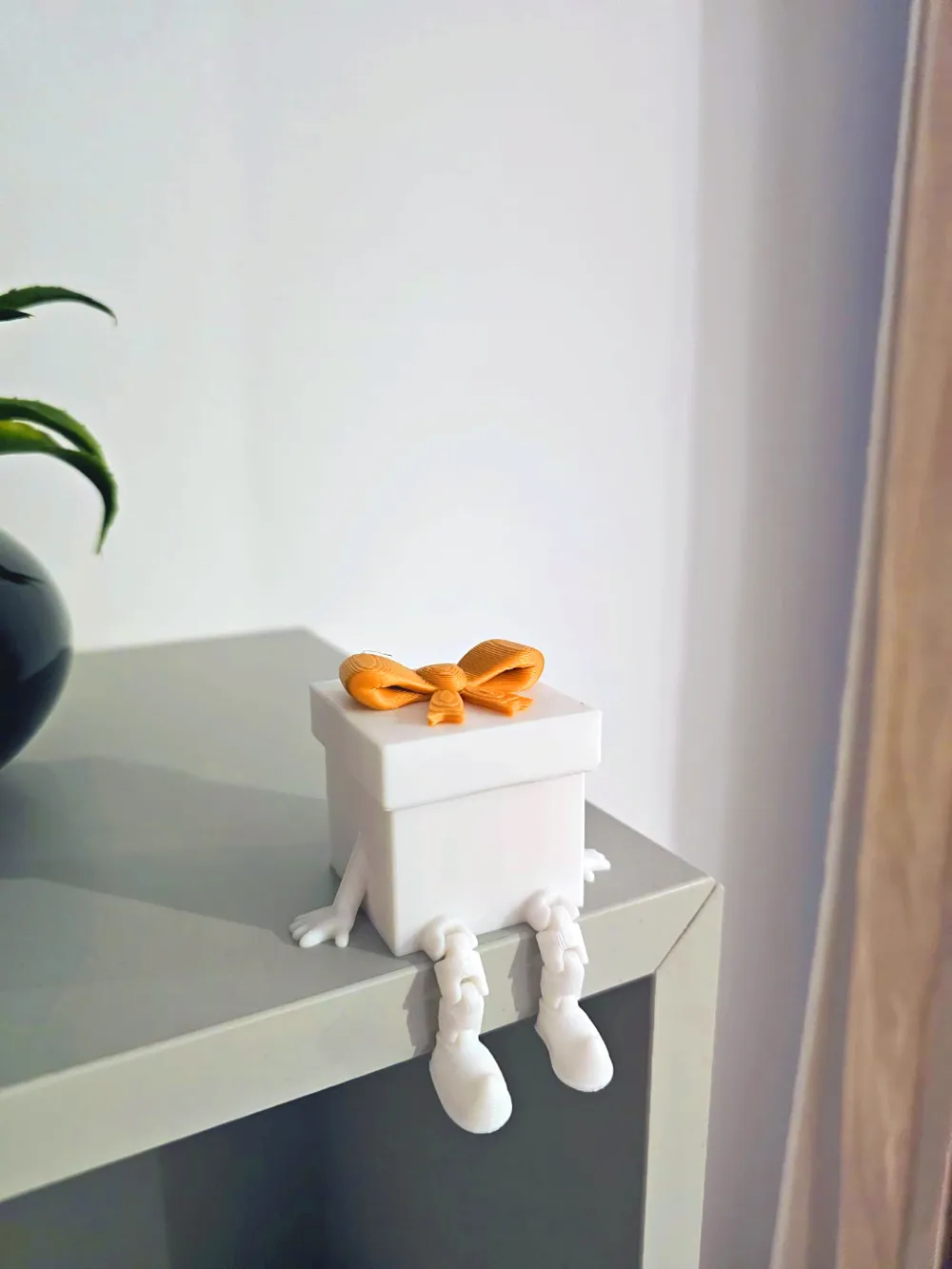 Christmas Gift Box with hands and Articulated feet by Ireality - MakerWorld