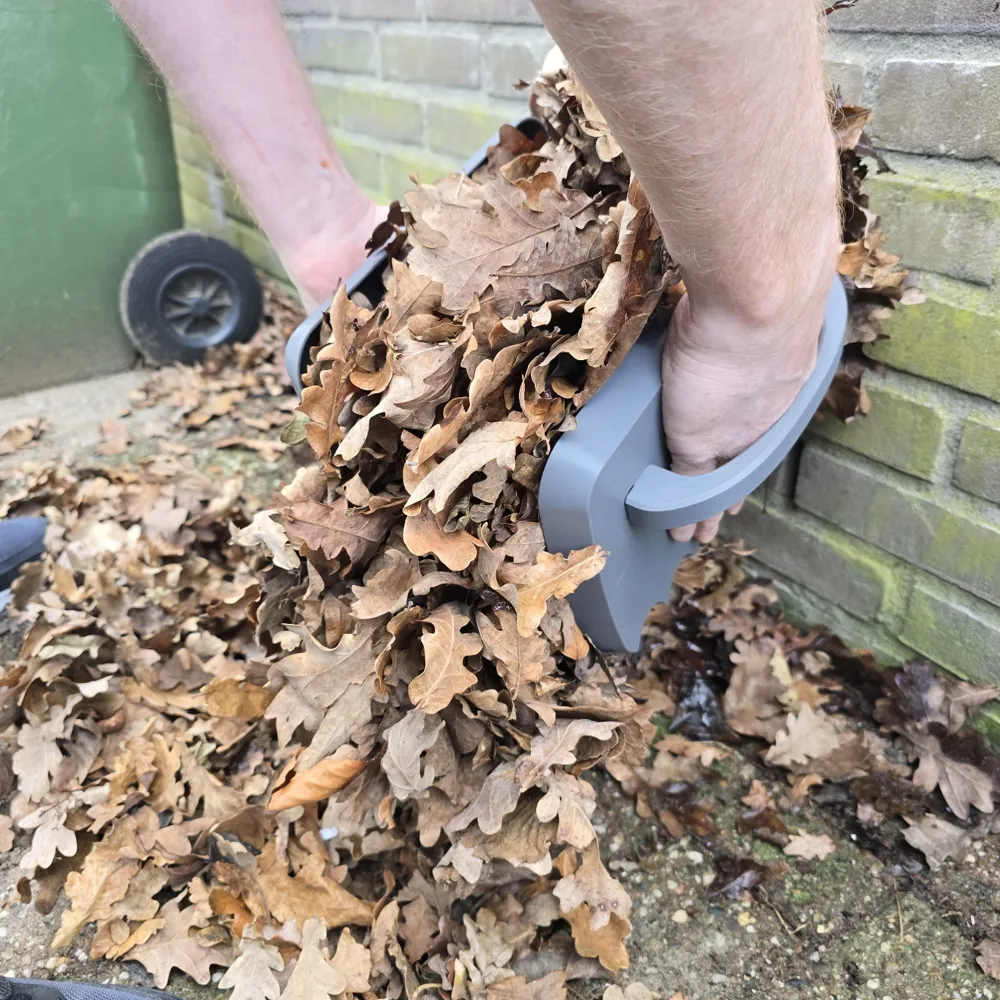 Leaf picker / Leaf grabber, enlarge your hands! by KoBuCRAFTSMakerWorld ...