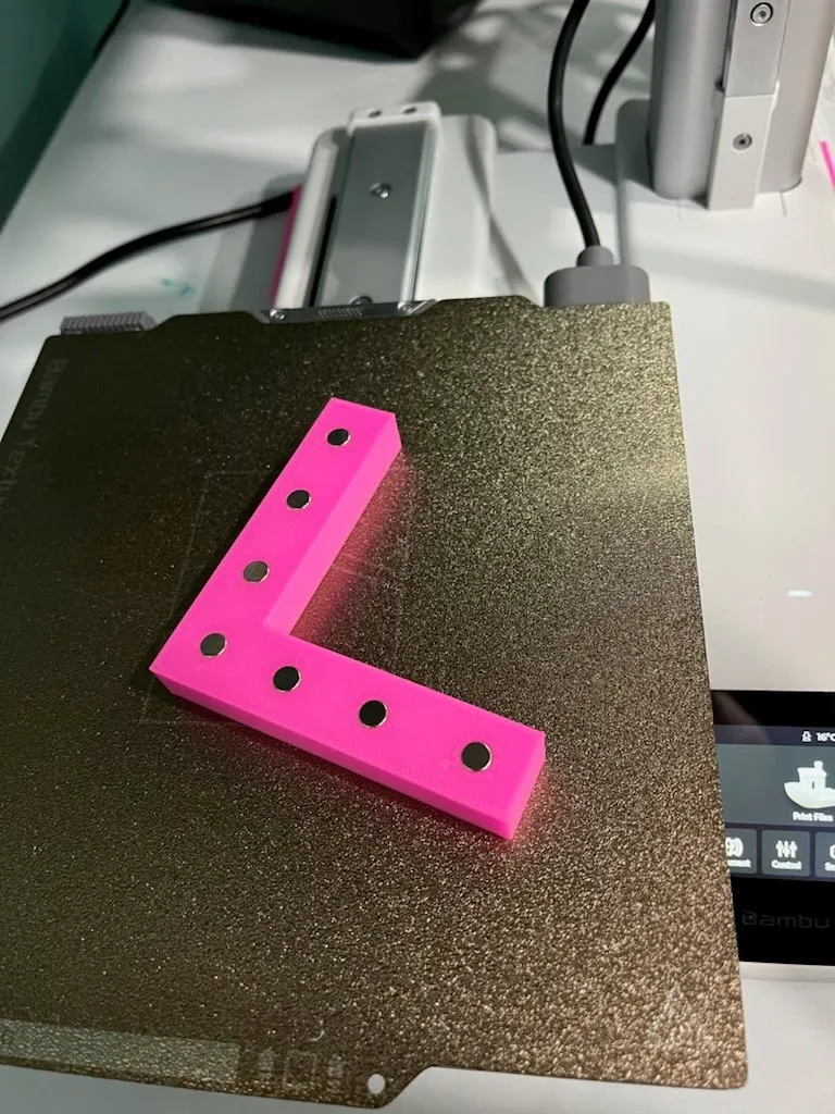 A1 Mini Corner Bracket with Magnets by Jabbit - MakerWorld