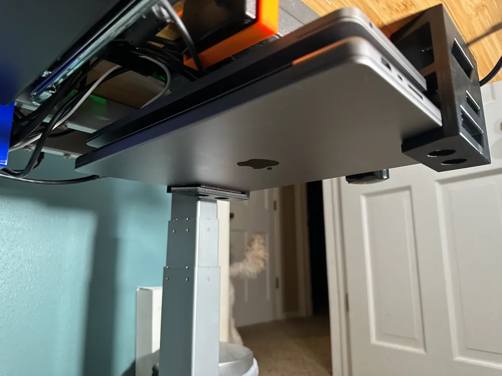 Dual Macbook mounting bracket - M1 Pro and M2 Pro by gmorse81 - MakerWorld