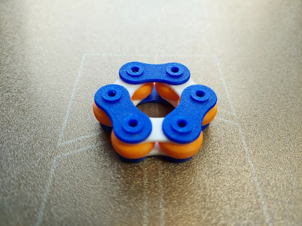 Small fidget chain by DutchExpatMakerWorld: Download Free 3D Models