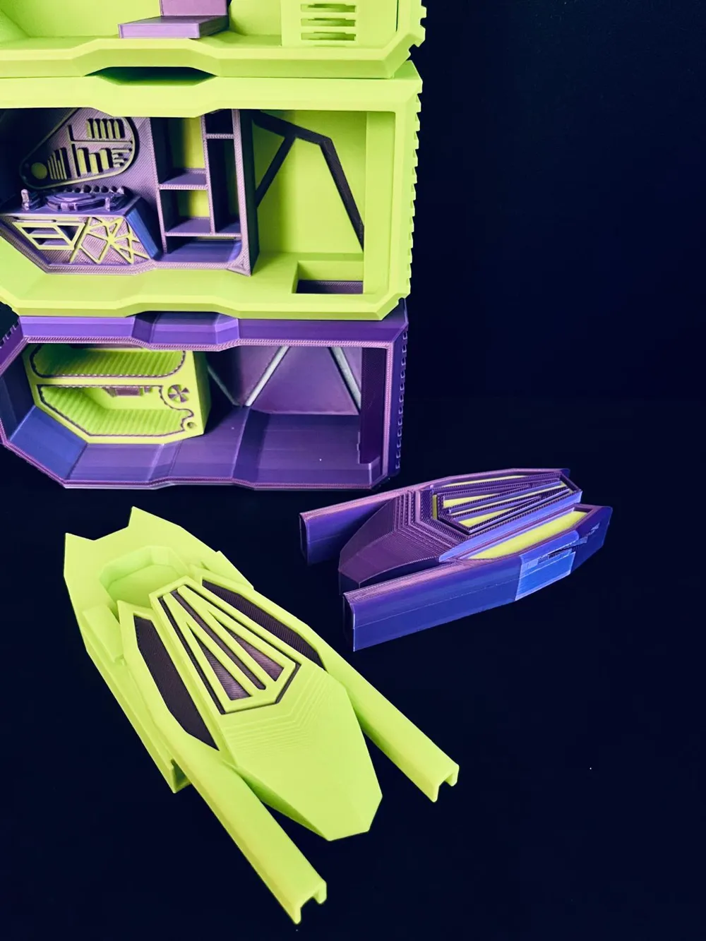Expandable bunker with moving elevator & spaceship by Rei Bau ...