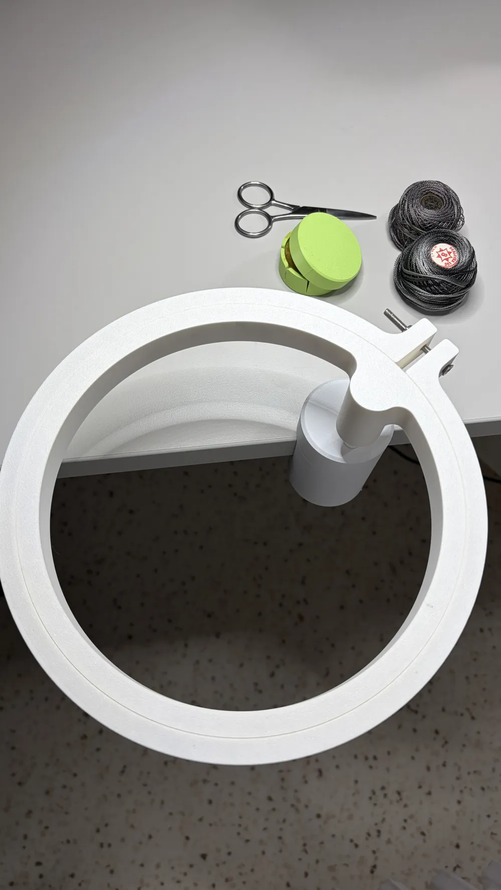 Embroidery hoop with table clamp - Free 3D Print Model - MakerWorld