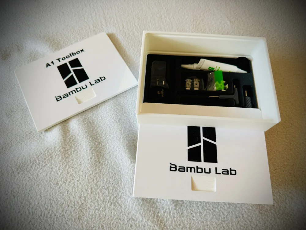 A1 Toolbox mit Bambu Lab Logo und doppelten Boden von MakeIn3D - MakerWorld