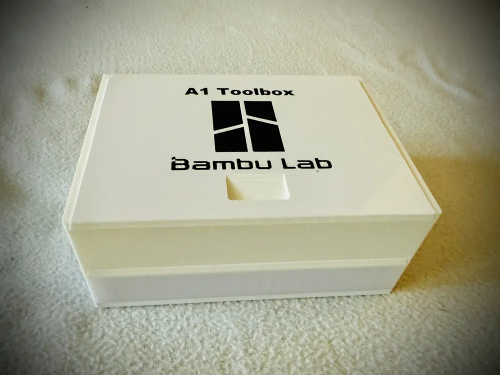 A1 Toolbox mit Bambu Lab Logo und doppelten Boden von MakeIn3D - MakerWorld