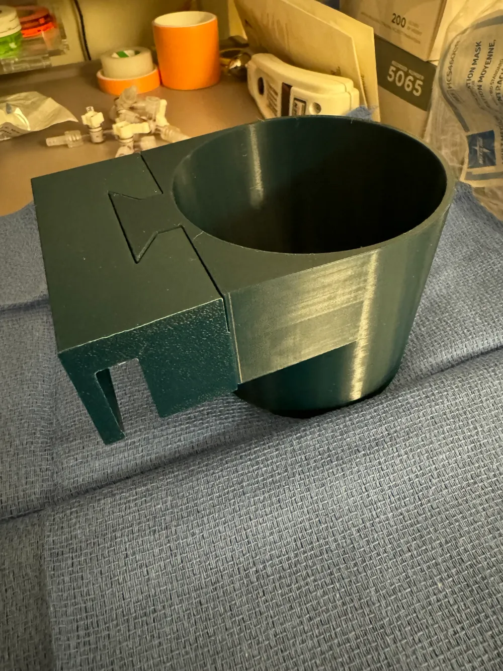 Dräger Anesthesia Machine Cup Holder by rwsteed - MakerWorld