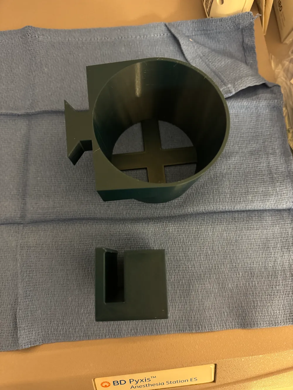 Dräger Anesthesia Machine Cup Holder by rwsteed - MakerWorld