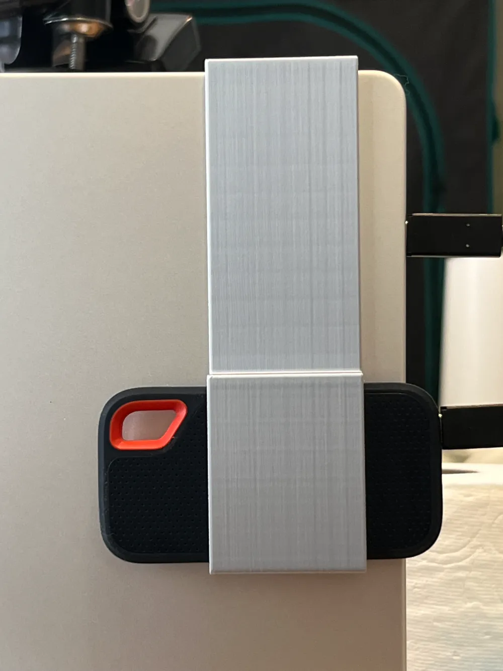 SanDisk SSD mount on vertical macbook (16mm) by fred - MakerWorld