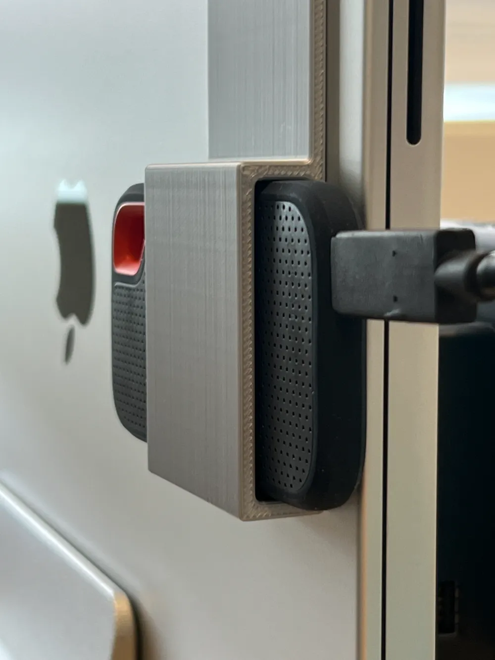 SanDisk SSD mount on vertical macbook (16mm) by fred - MakerWorld