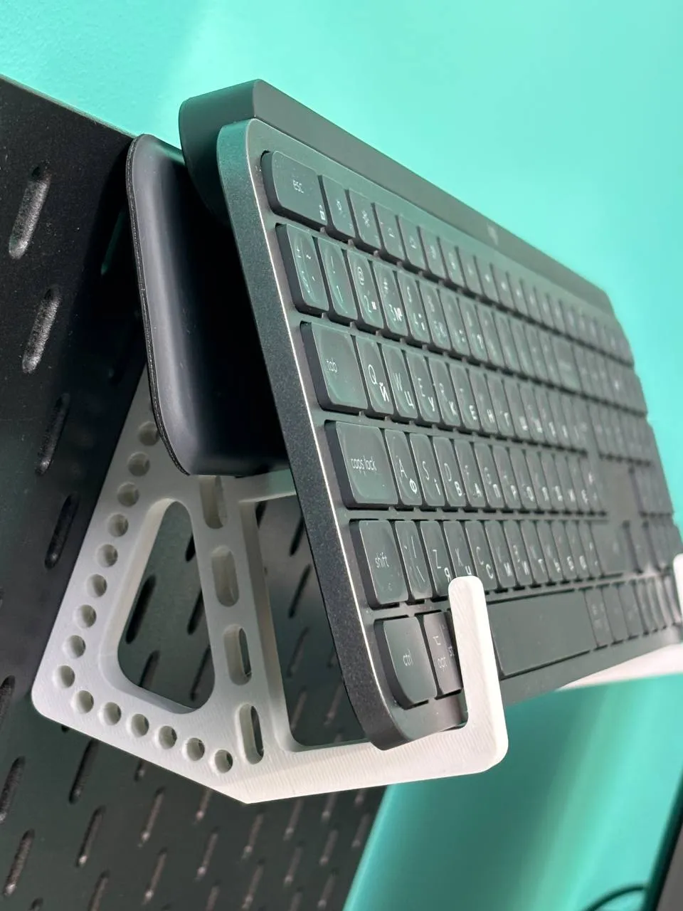Skadis keyboard holder for Logi by olegsul - MakerWorld