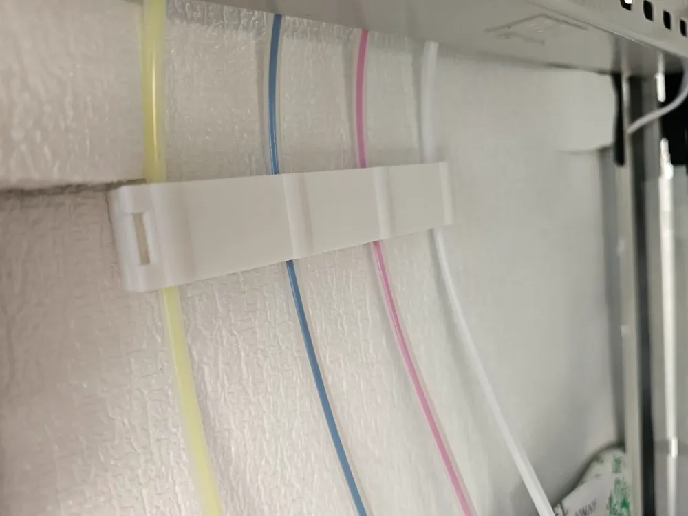 Sujetacables integrado para gestión de cables AMS de cuatro líneas ...