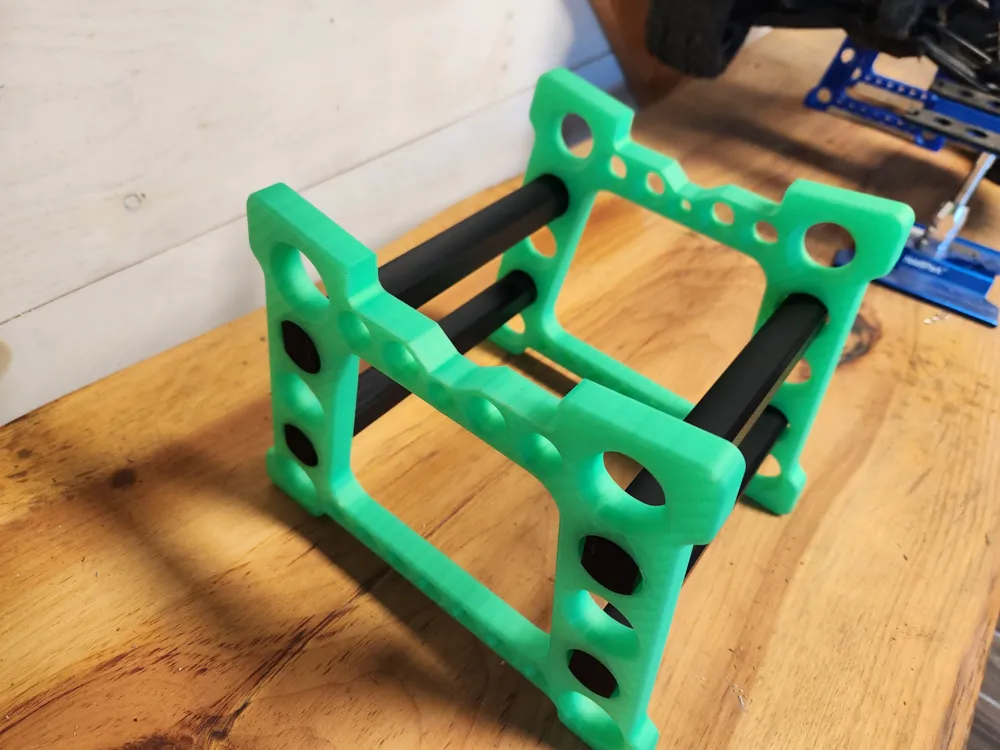 Traxxas 1/5 Scale Stand (Xmaxx) Remixed by AndyMac8 - MakerWorld