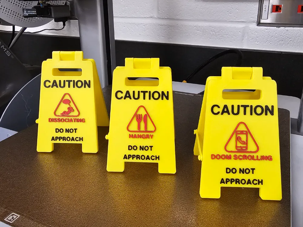 従業員注意標識（濡れた床）V3 by Andrew Lankford MakerWorld：無料3Dモデルをダウンロード