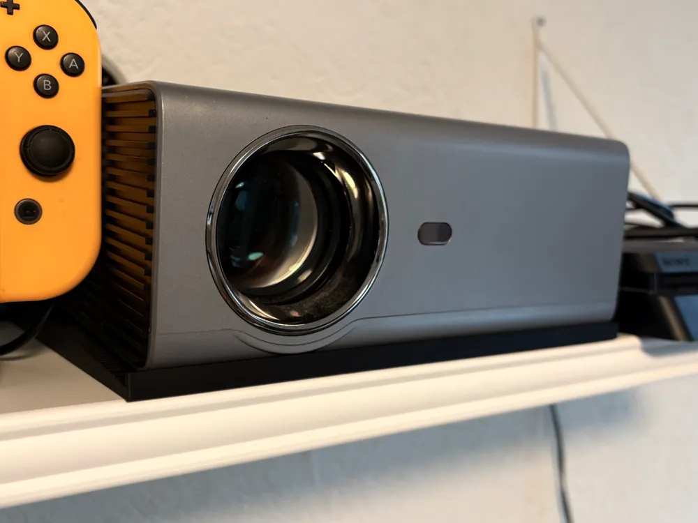 Beamer stand with 5 degree tilt - Free 3D Print Model - MakerWorld