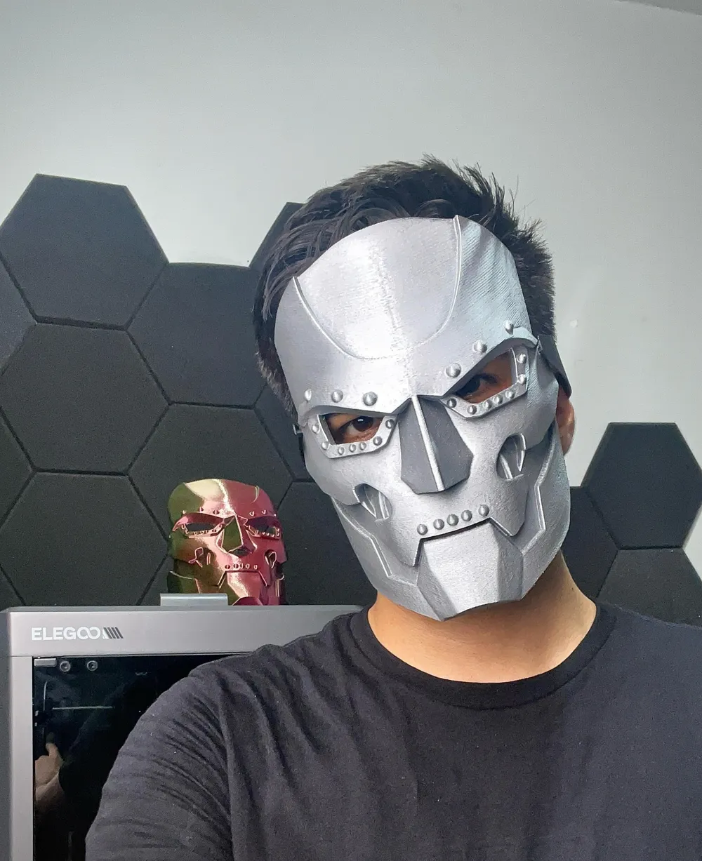 調整可能なストラップ付きドクター・ドゥームマスク by 3DXAV MakerWorld：無料3Dモデルをダウンロード