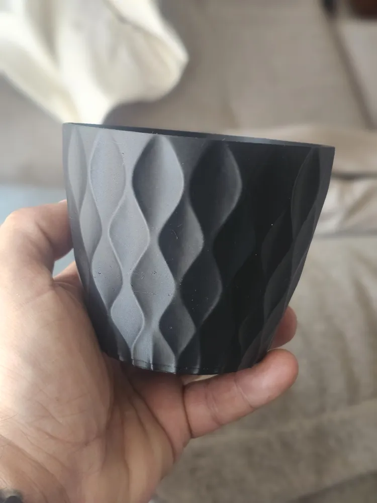 Maceta Minimalista con Textura Ondulada y Bandeja de Drenaje - Modelo ...